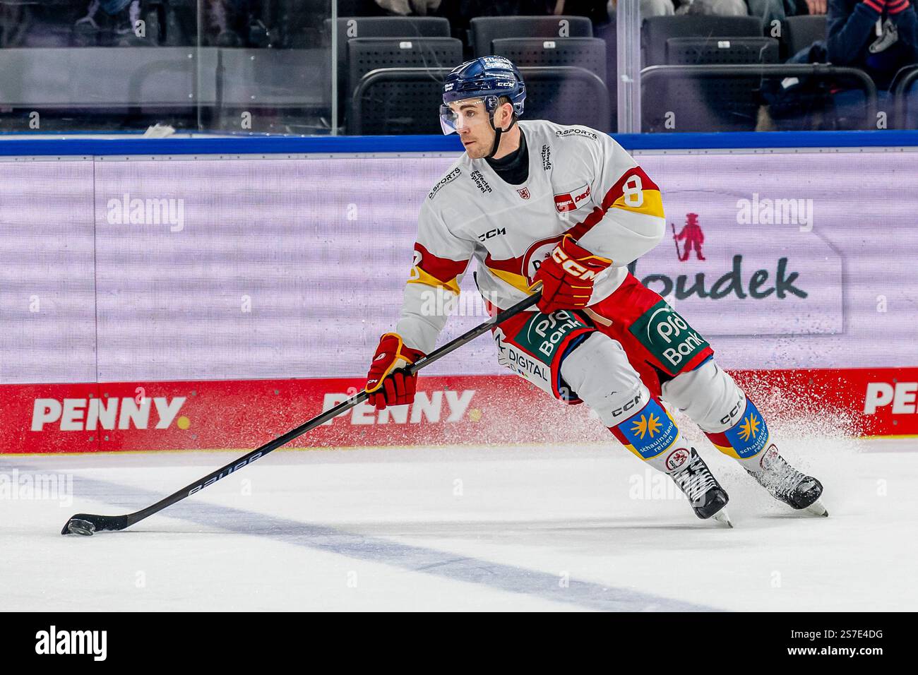 Ryan McKiernan (Duesseldorfer EG, #8). GER, EHC Red Bull Muenchen vs ...