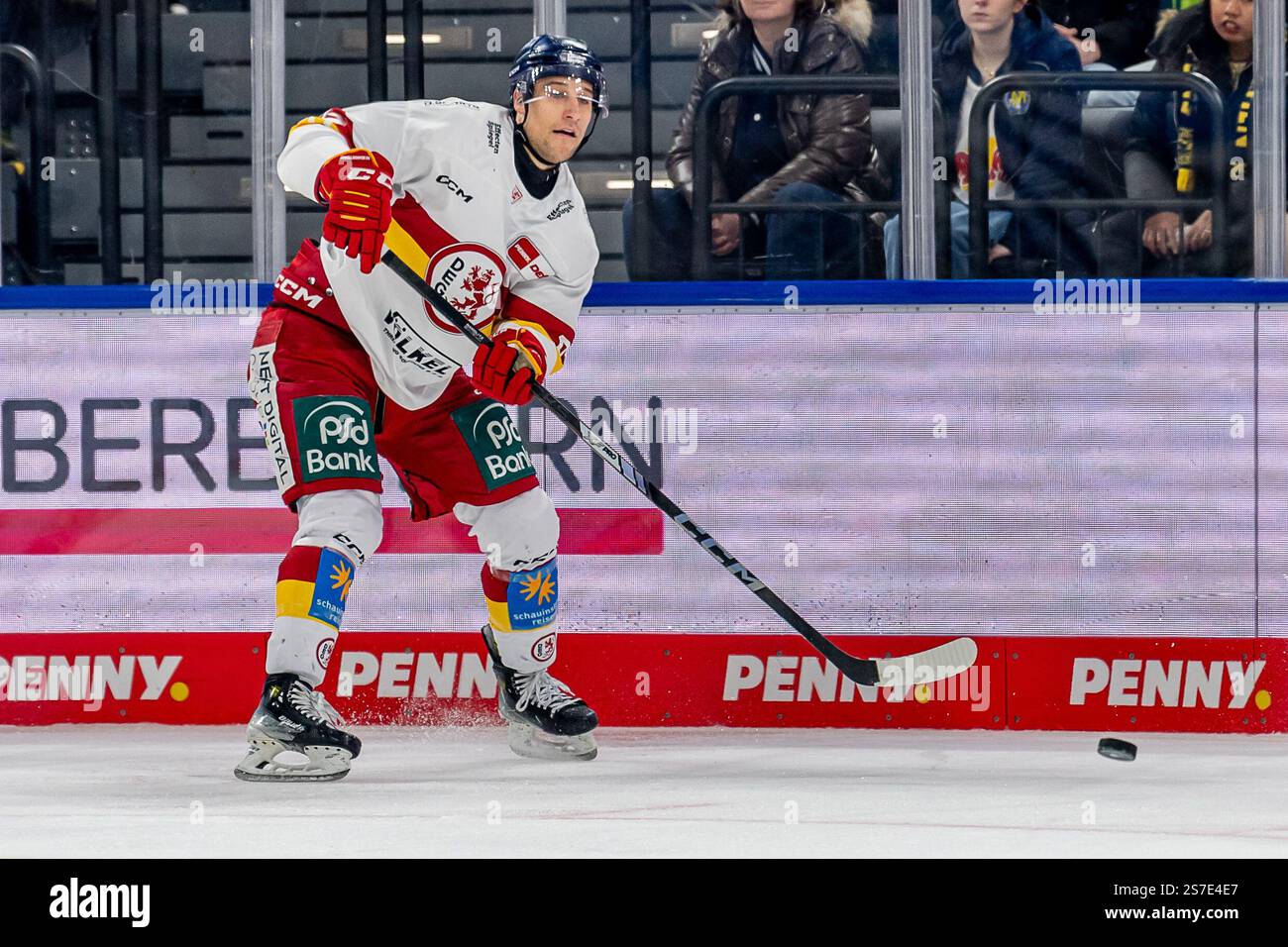 Tyler Gaudet (Duesseldorfer EG, #93). GER, EHC Red Bull Muenchen vs ...