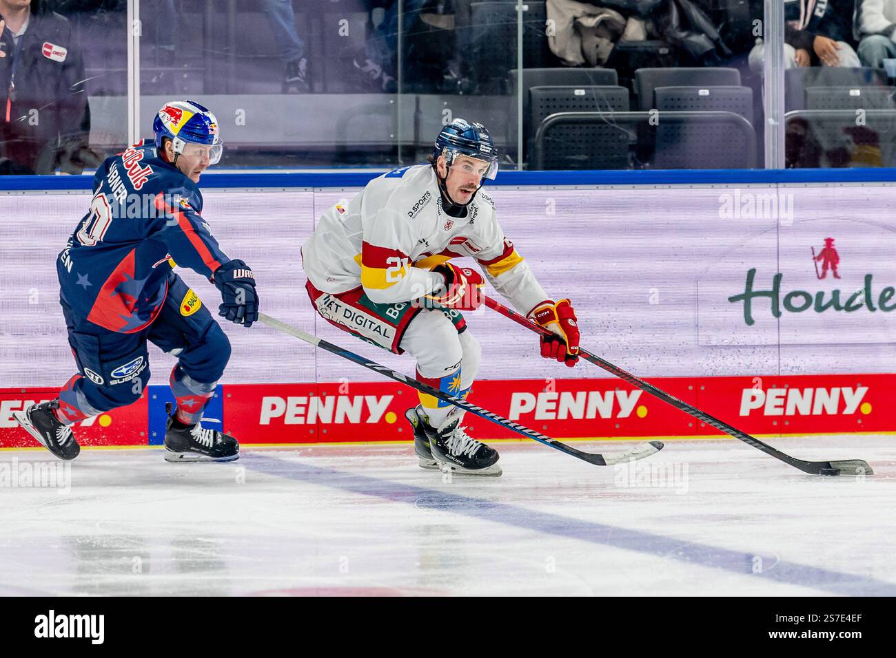 Maximilian Daubner (EHC Red Bull Muenchen, #70) verfolgt Brendan ...