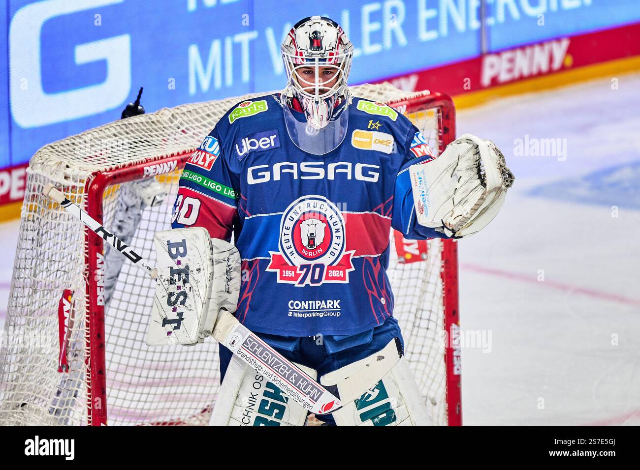 Jake Hildebrand (Eisbaeren Berlin, #30), GER, Eisbaeren Berlin vs ...