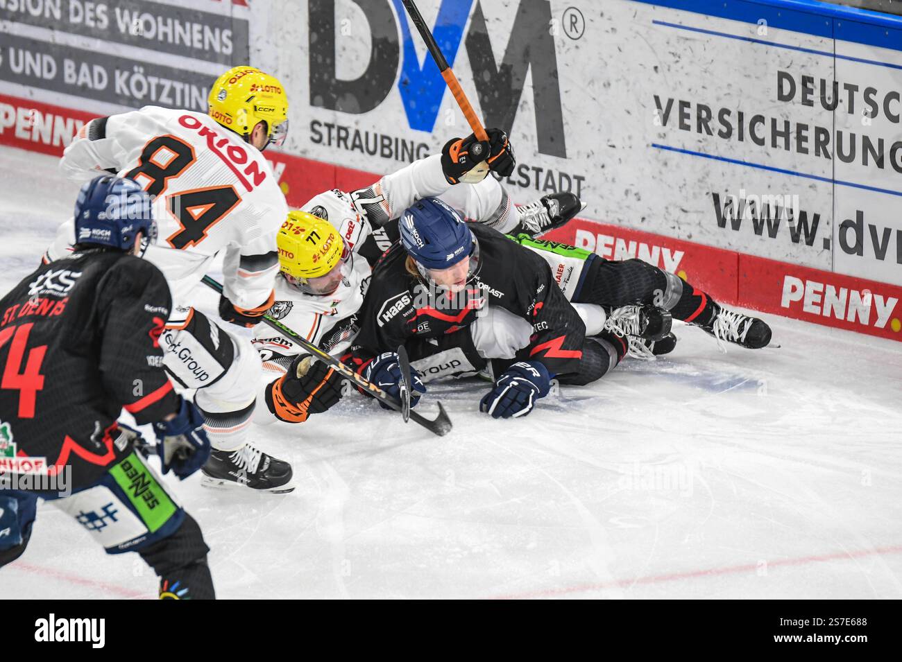 Mario Zimmermann (Straubing Tigers) im Duell mit Daniel Pfaffengut ...