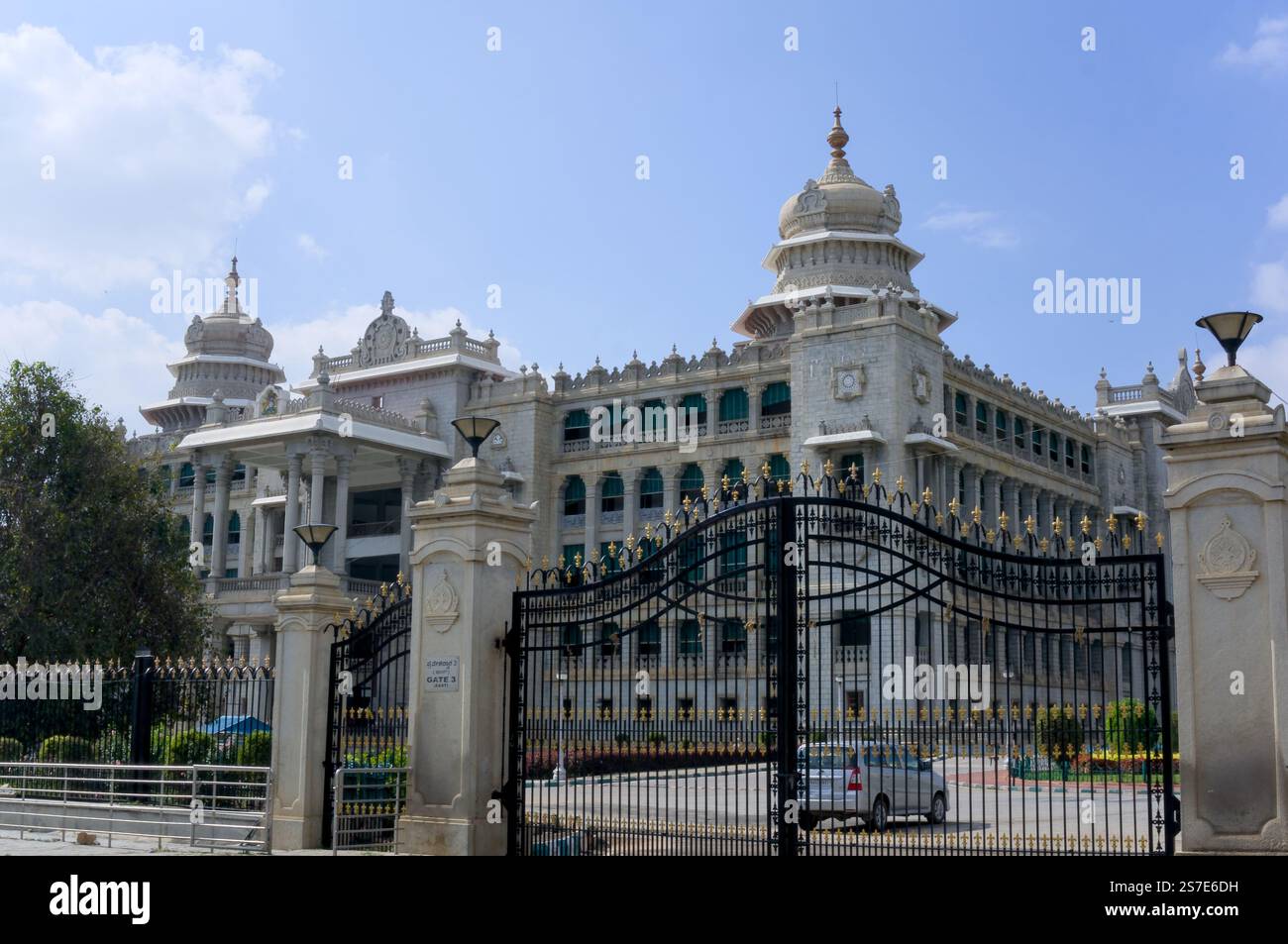 White pillars stands hi-res stock photography and images - Alamy