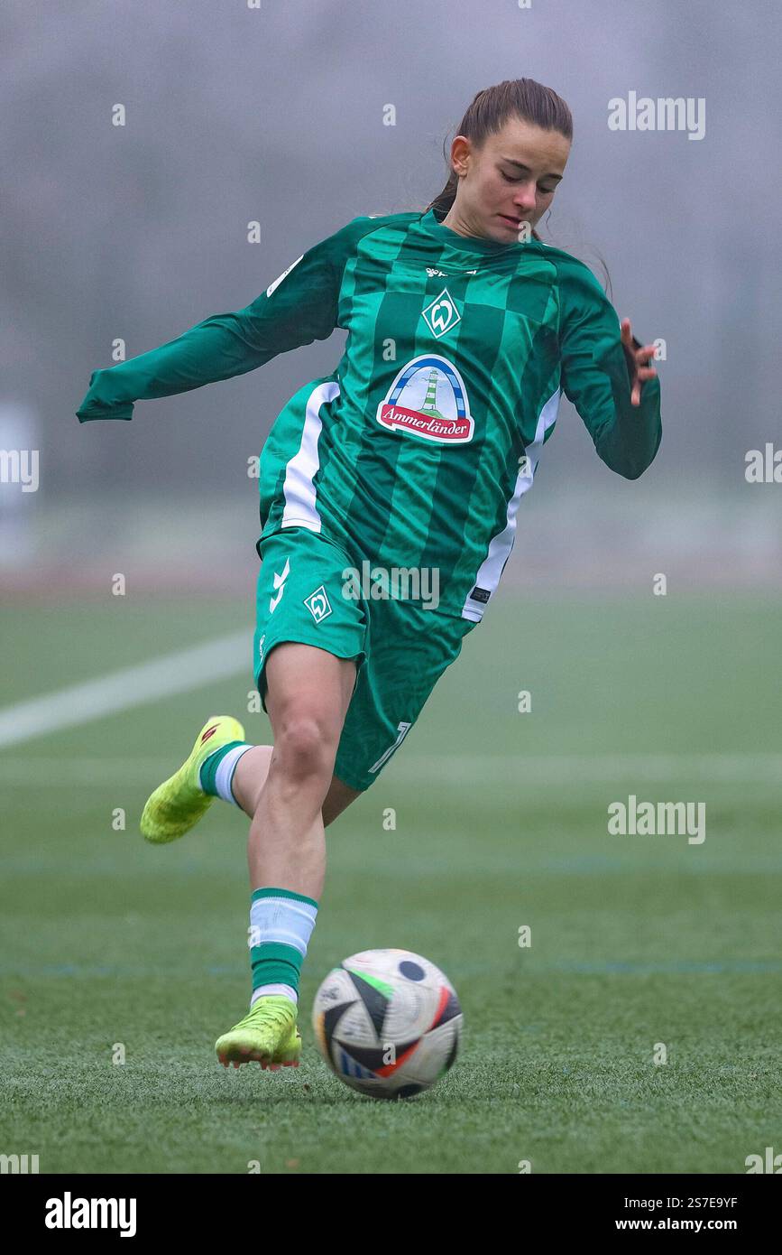 v.li.: Tuana Mahmoud (SV Werder Bremen, 10) am Ball, Freisteller ...