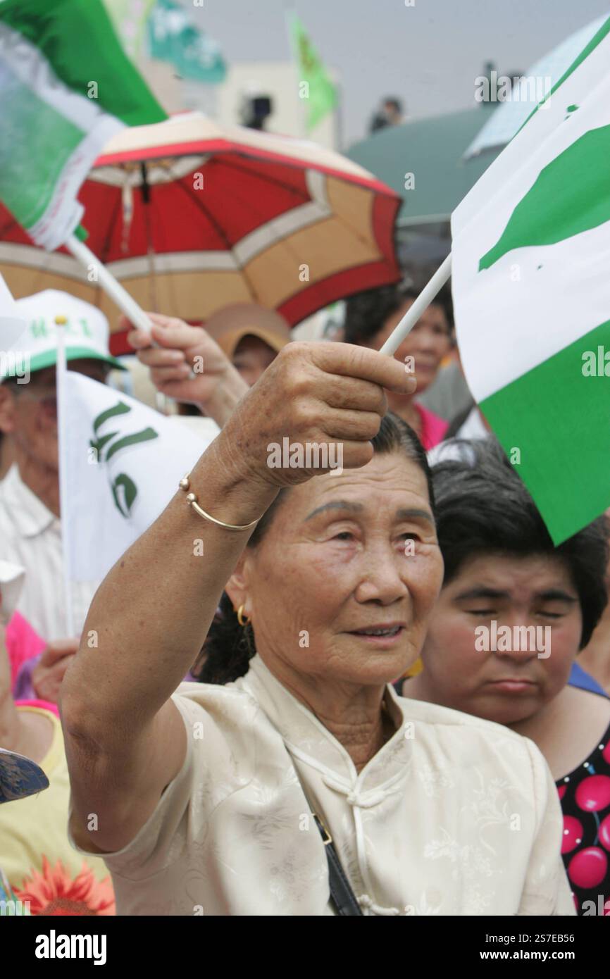 Supporters of the Democratic Progressive Party and pro-independent ...