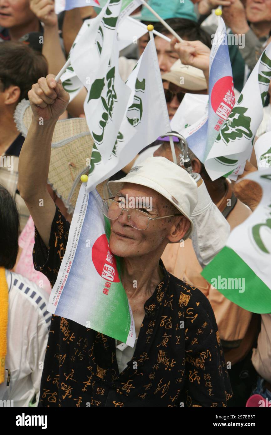 Supporters of the Democratic Progressive Party and pro-independent ...