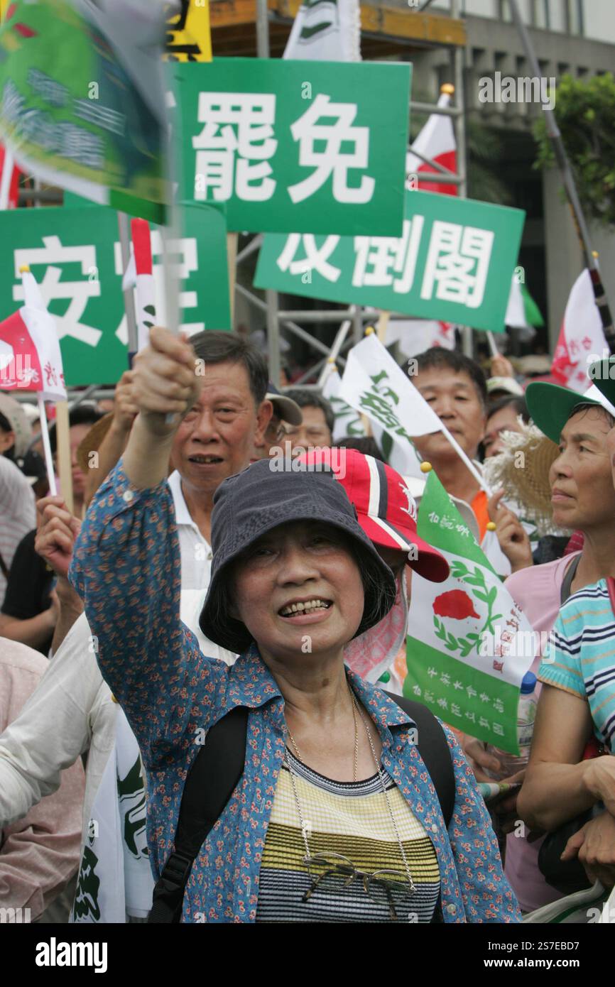 Supporters of the Democratic Progressive Party and pro-independent ...