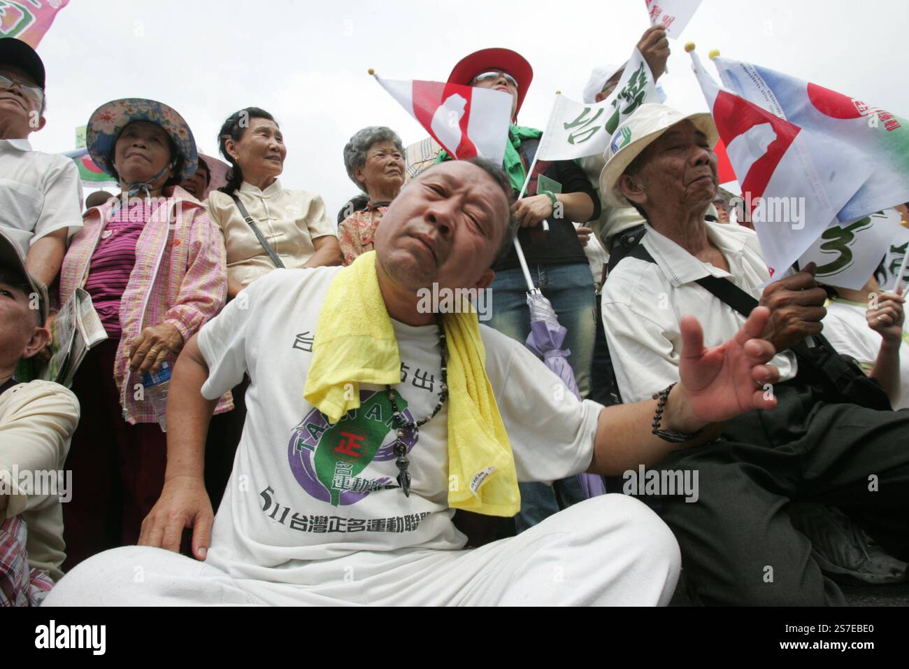 Supporters of the Democratic Progressive Party and pro-independent ...