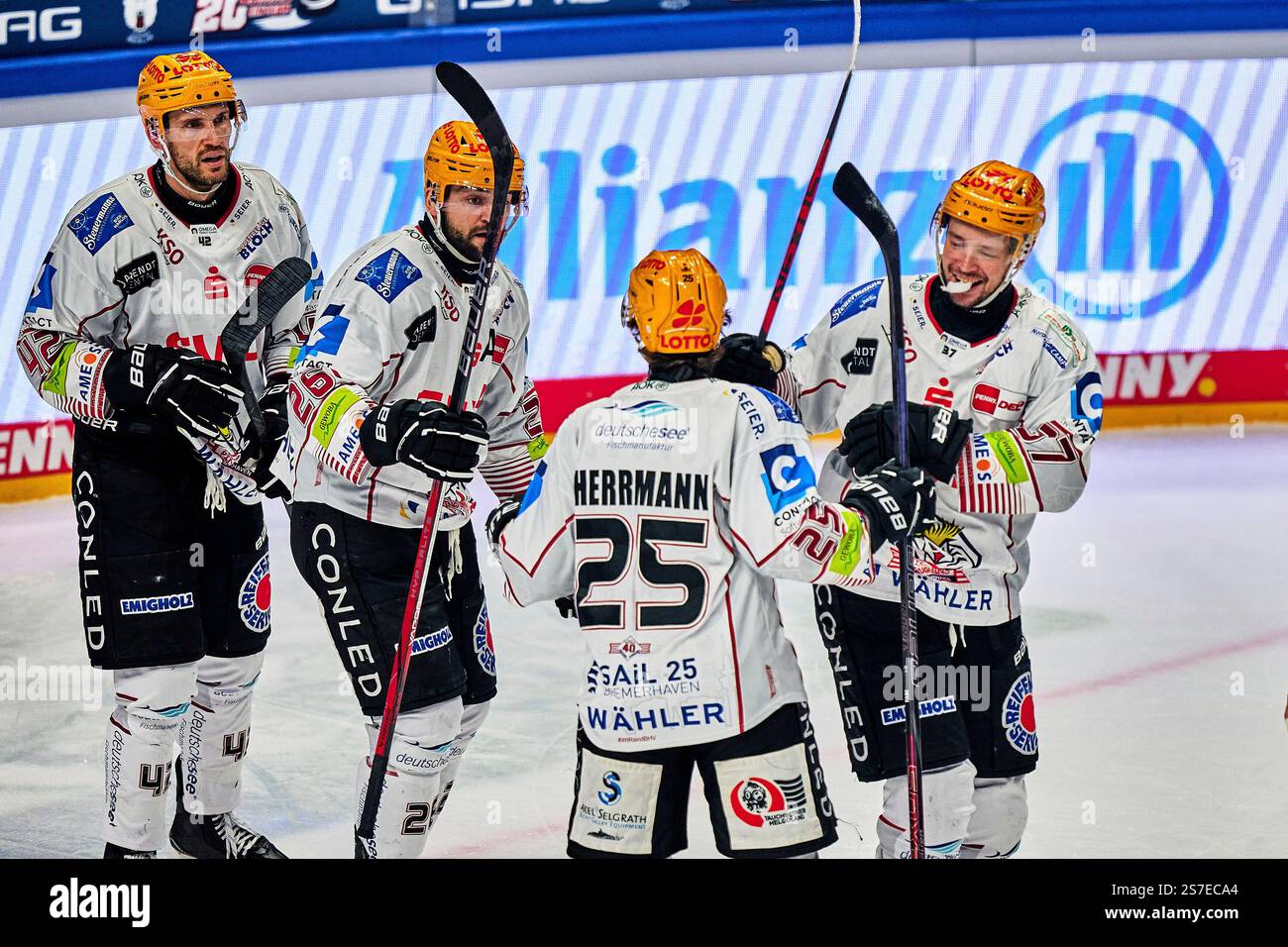Berlin, Deutschland. 19th Jan, 2025. Matthew Abt (Fischtown Pinguins, #42), Dominik Uher ...