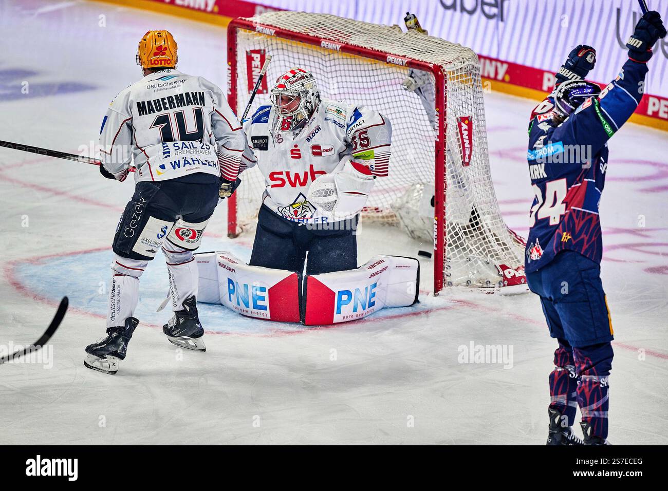 Maximilian Franzreb (Fischtown Pinguins, #56), Liam Kirk (Eisbaeren Berlin, #94), Jubel, Tor ...