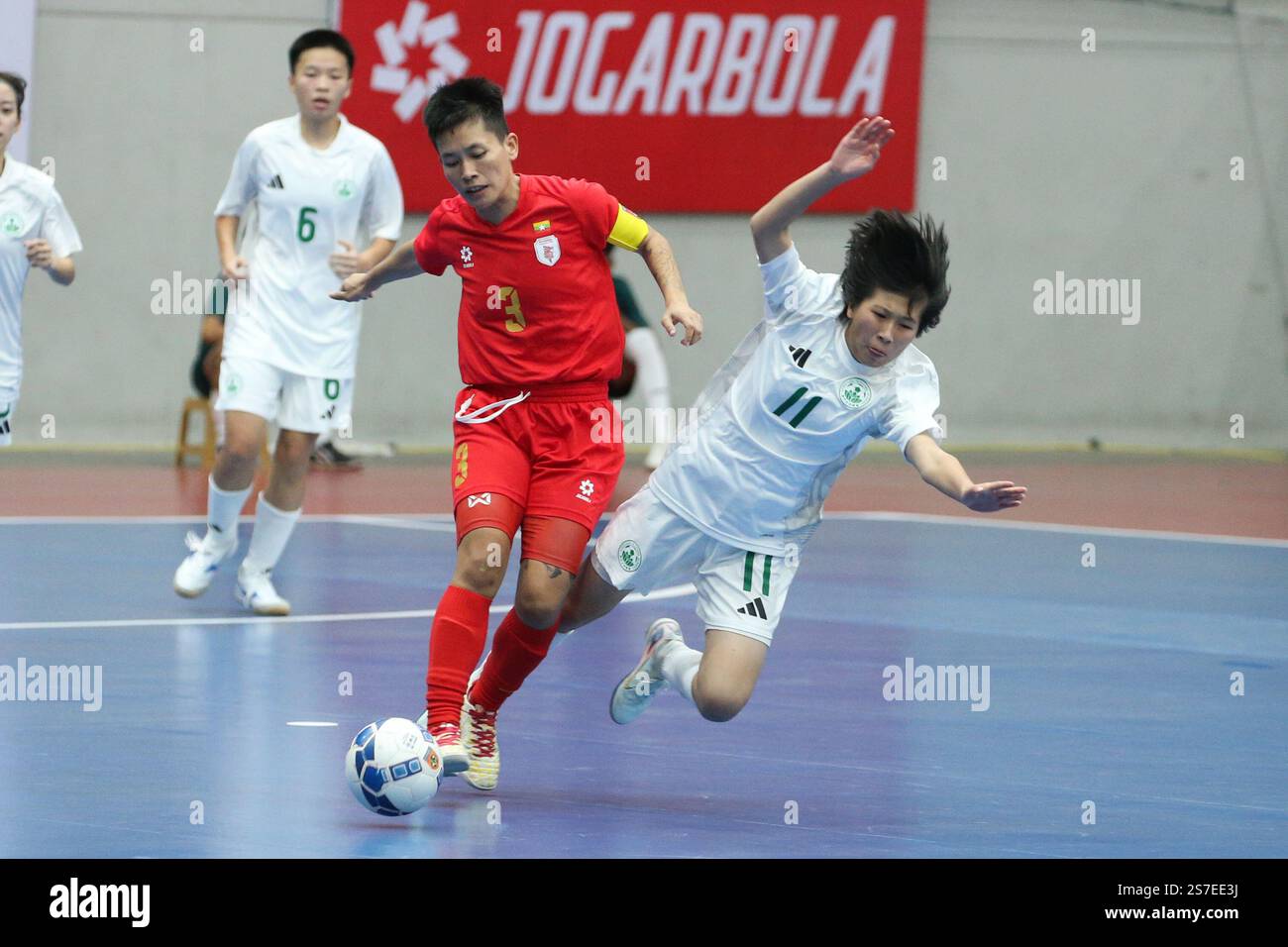 Yangon, Myanmar. 19th Jan, 2025. Yun Me Me Lwin (L) of Myanmar vies ...