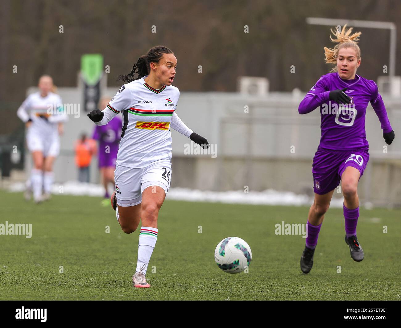 Pia Bosmans (24) of OHL and Nikki Ijzerman (29) of Anderlecht pictured ...