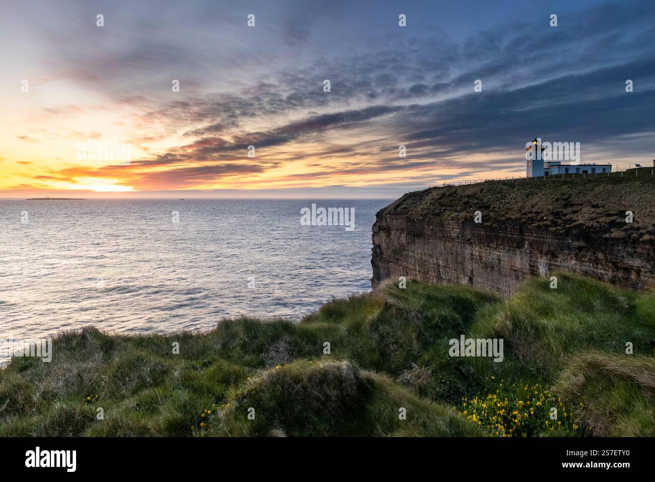 Duncansby Head Lighthouse near John o' Groats at sunrise Stock Photo ...