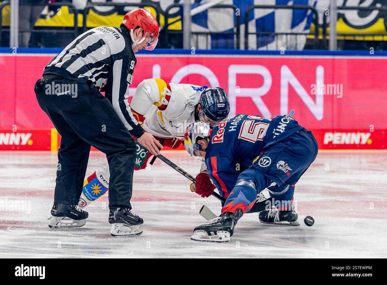 Linesperson Tobias Schwenk fuehrt ein Bully / Faceoff aus zwischen ...