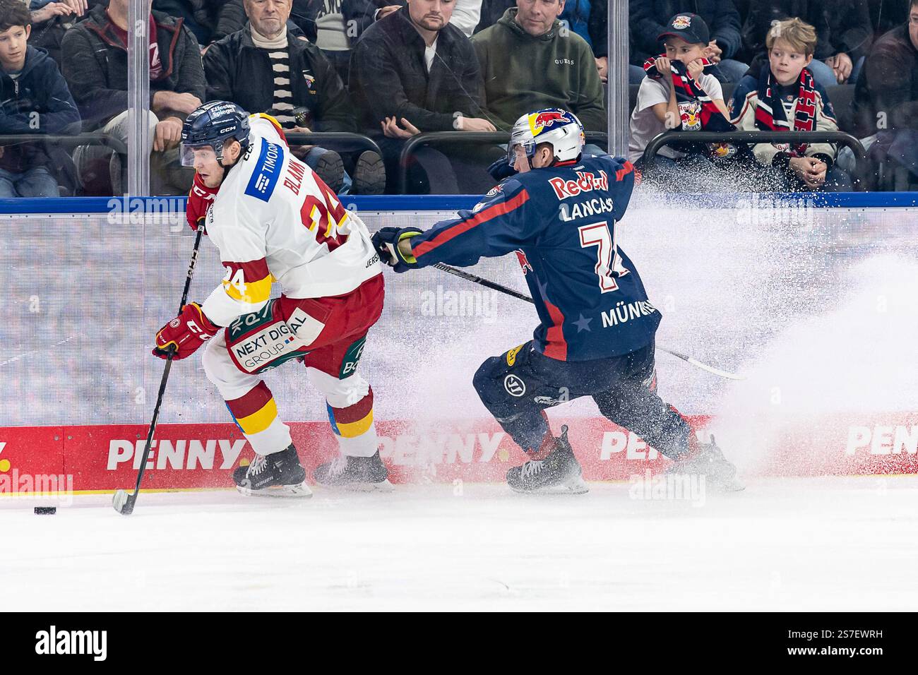 Kampf um den Puck / Zweikampf zwischen Alexander Blank (Duesseldorfer EG, #24) und Les Lancaster ...