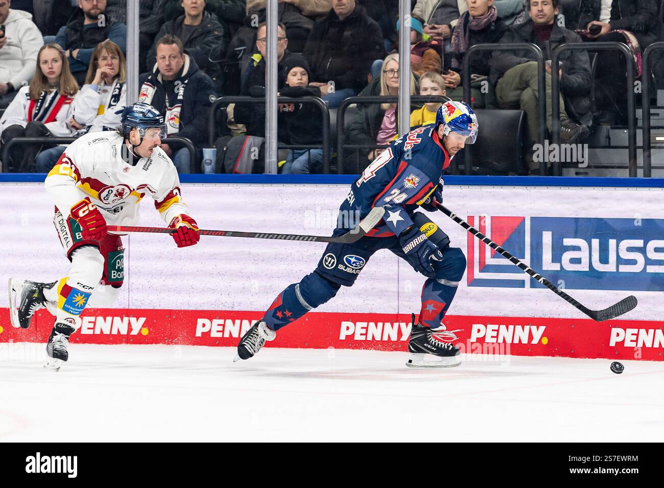 Jonathan Blum (EHC Red Bull Muenchen, #24) verfolgt von Brendan ...