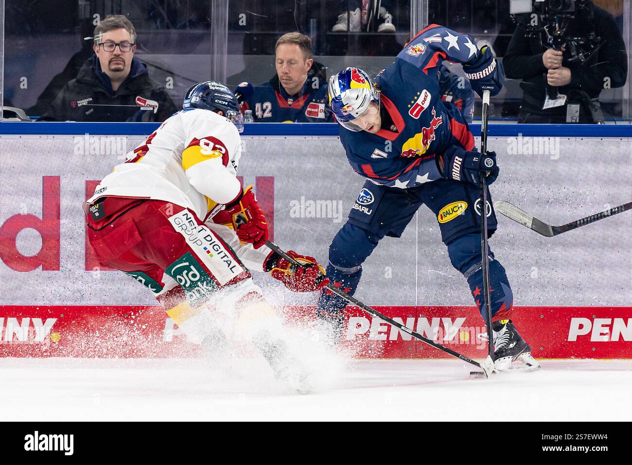 Kampf um den Puck / Zweikampf zwischen Tyler Gaudet (Duesseldorfer EG ...
