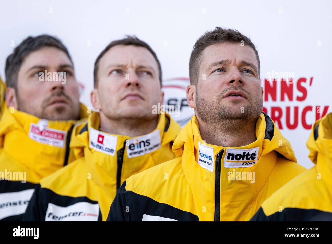 Johannes Lochner (Deutschland) bei der Nationalhymne, dahinter ...