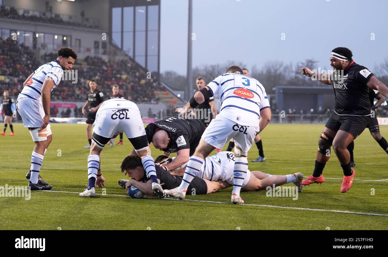 Saracens' Theo Dan scores his side's first try during the Investec ...