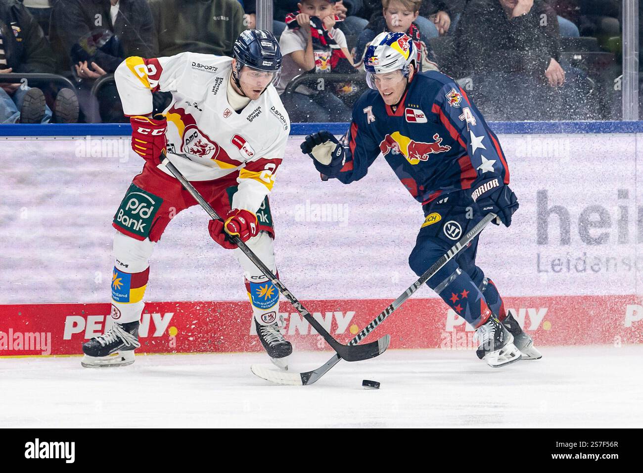 Muenchen, Deutschland. 19th Jan, 2025. Kampf um den Puck/Zweikampf zwischen Alexander Blank ...