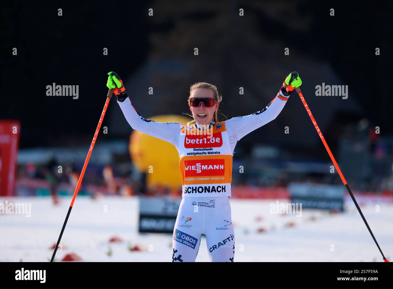 Ida Marie Hagen (Norwegen) bejubelt beim Zieleinlauf ihren Sieg beim ...