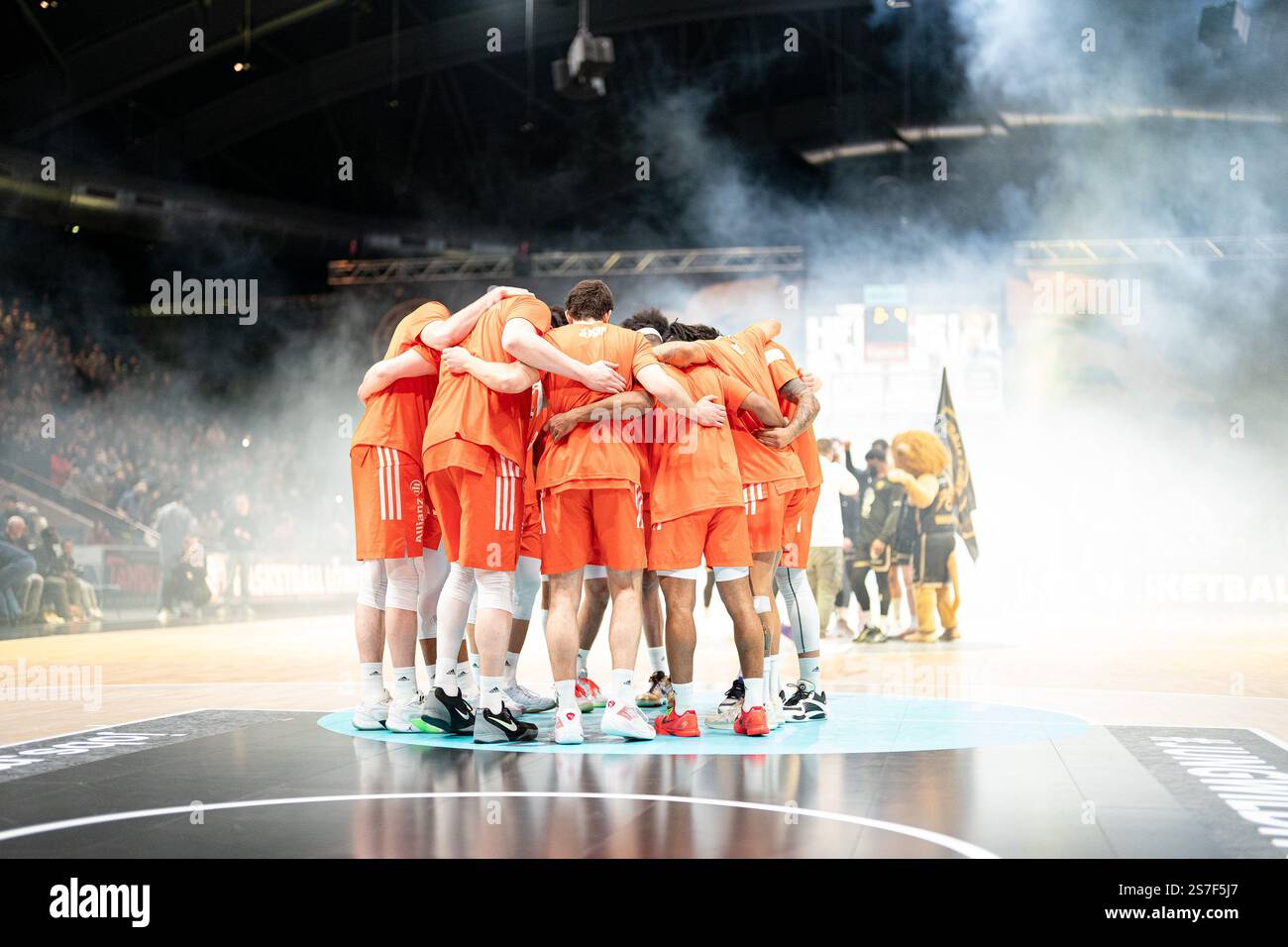 Kreis der Ulmer vor dem Spiel GER, Basketball Loewen Braunschweig gegen ...