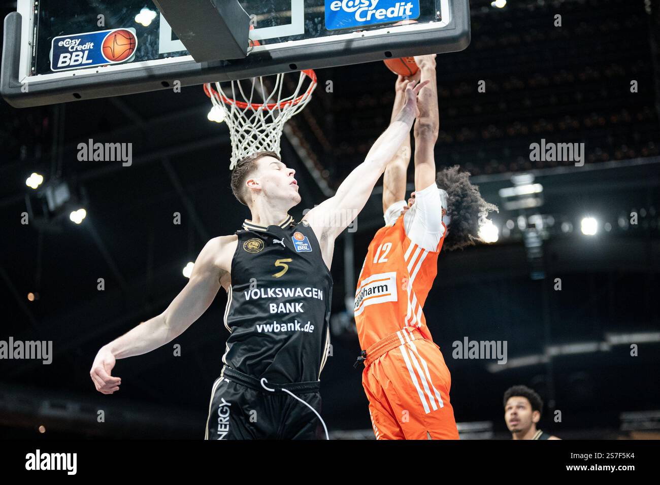 Noa Essengue (Nr. 12 Ratiopharm Ulm) gegen Luka Scuka (Nr. 5 Basketball ...