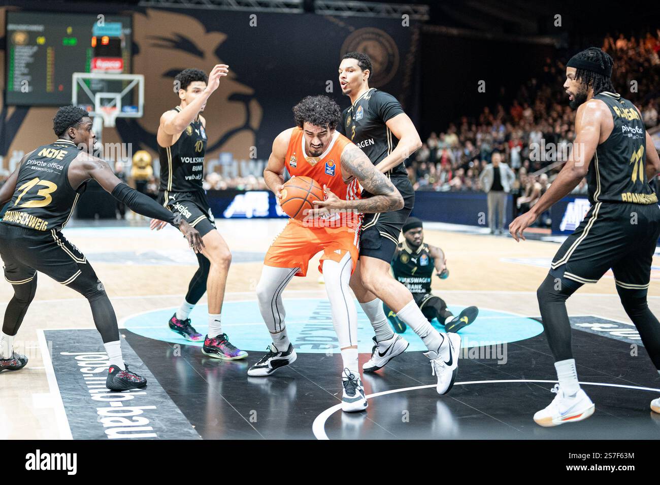 Marcio Santos (Nr. 3 Ratiopharm Ulm) gegen Barra Njie (Nr. 13 ...