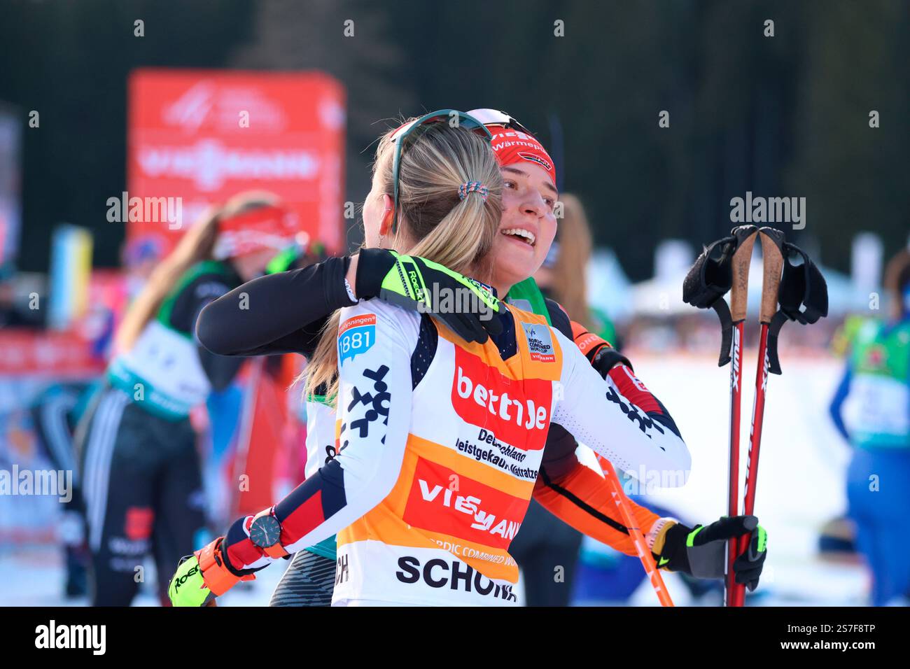 Schonach, Deutschland. 19th Jan, 2025. Im Ziel gratuliert Nathalie ...