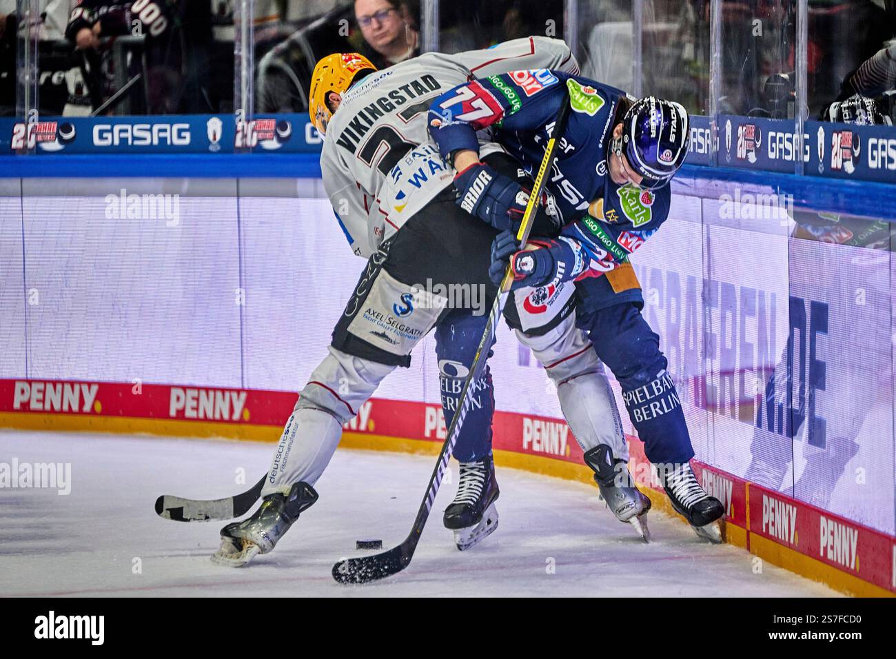 Berlin, Deutschland. 19th Jan, 2025. Markus Vikingstad (Fischtown Pinguins, #37), Eric Hoerdler ...