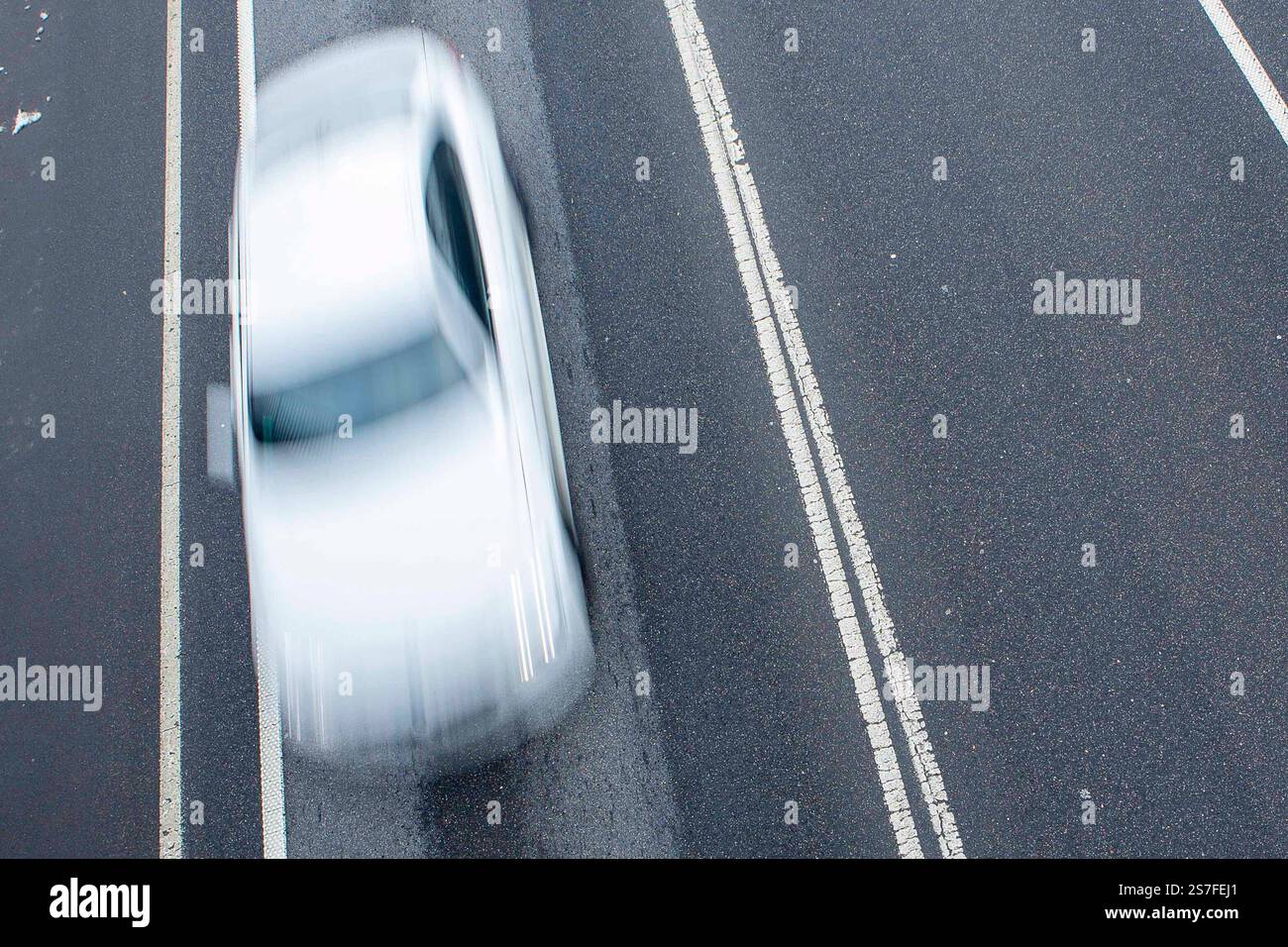 Autos rasen auf einer Landstraße in der Nähe von Zülpich NRW ...