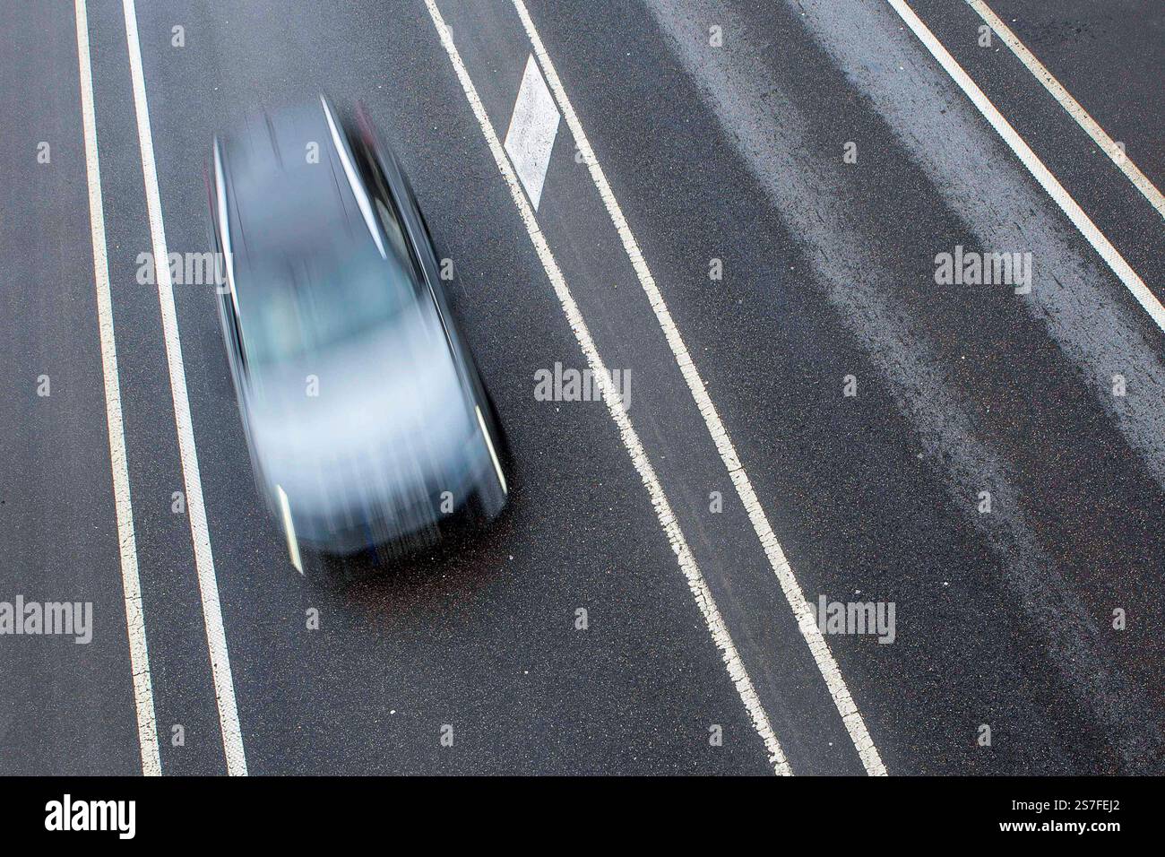 Autos rasen auf einer Landstraße in der Nähe von Zülpich NRW ...