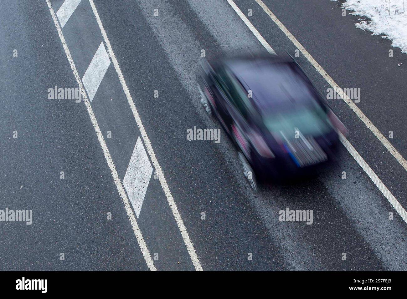 Autos rasen auf einer Landstraße in der Nähe von Zülpich NRW ...