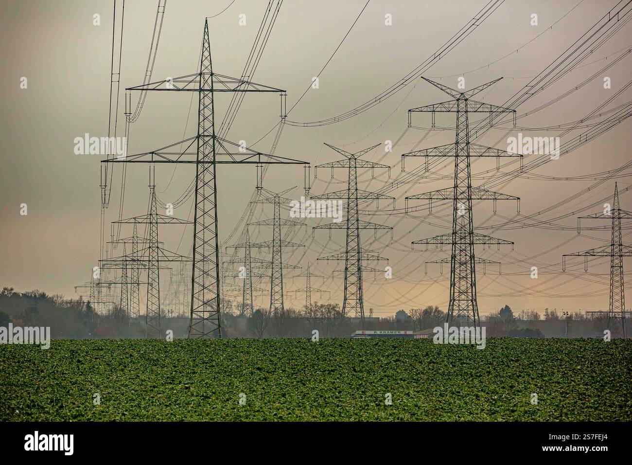 Überlandleitungen für Strom sind im Westen von Köln zu sehen. Hier ...