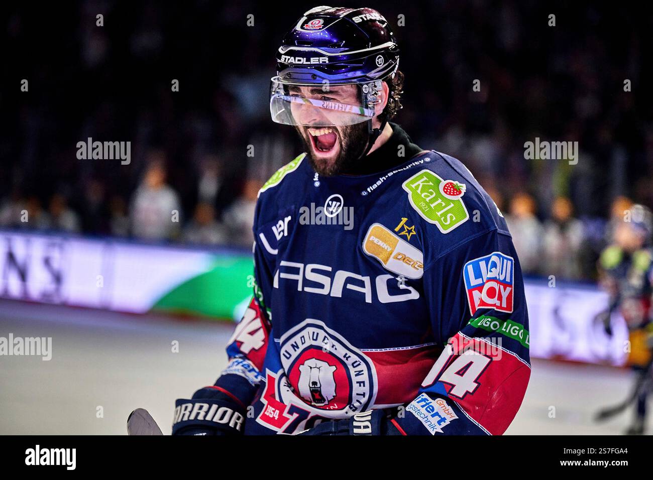 Berlin, Deutschland. 19th Jan, 2025. Liam Kirk (Eisbaeren Berlin, #94), jubelt ueber sein Tor ...