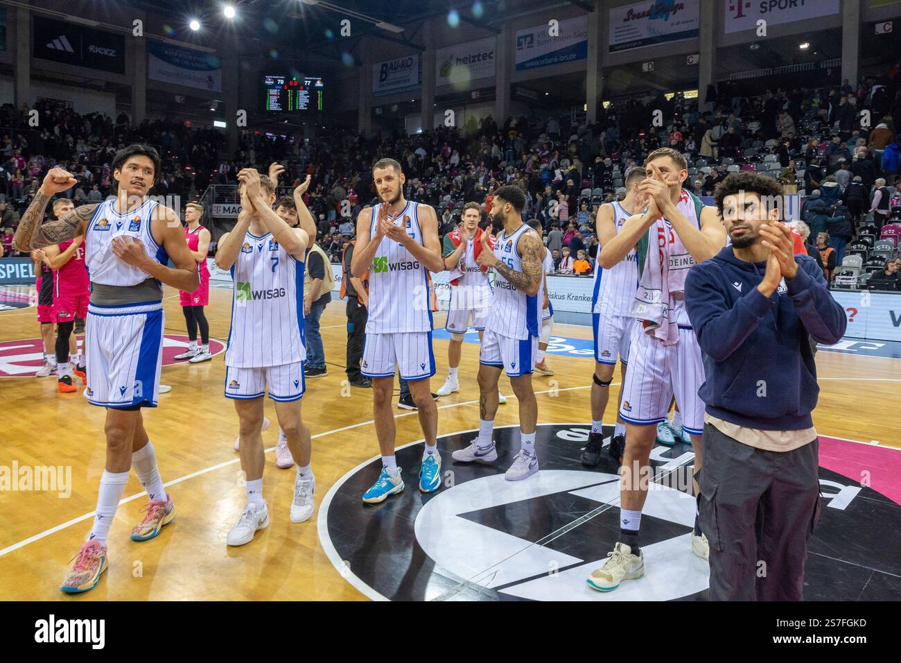 Die Mannschaft der Frankfurt Skyliners feiert den Auswaertssieg gegen ...