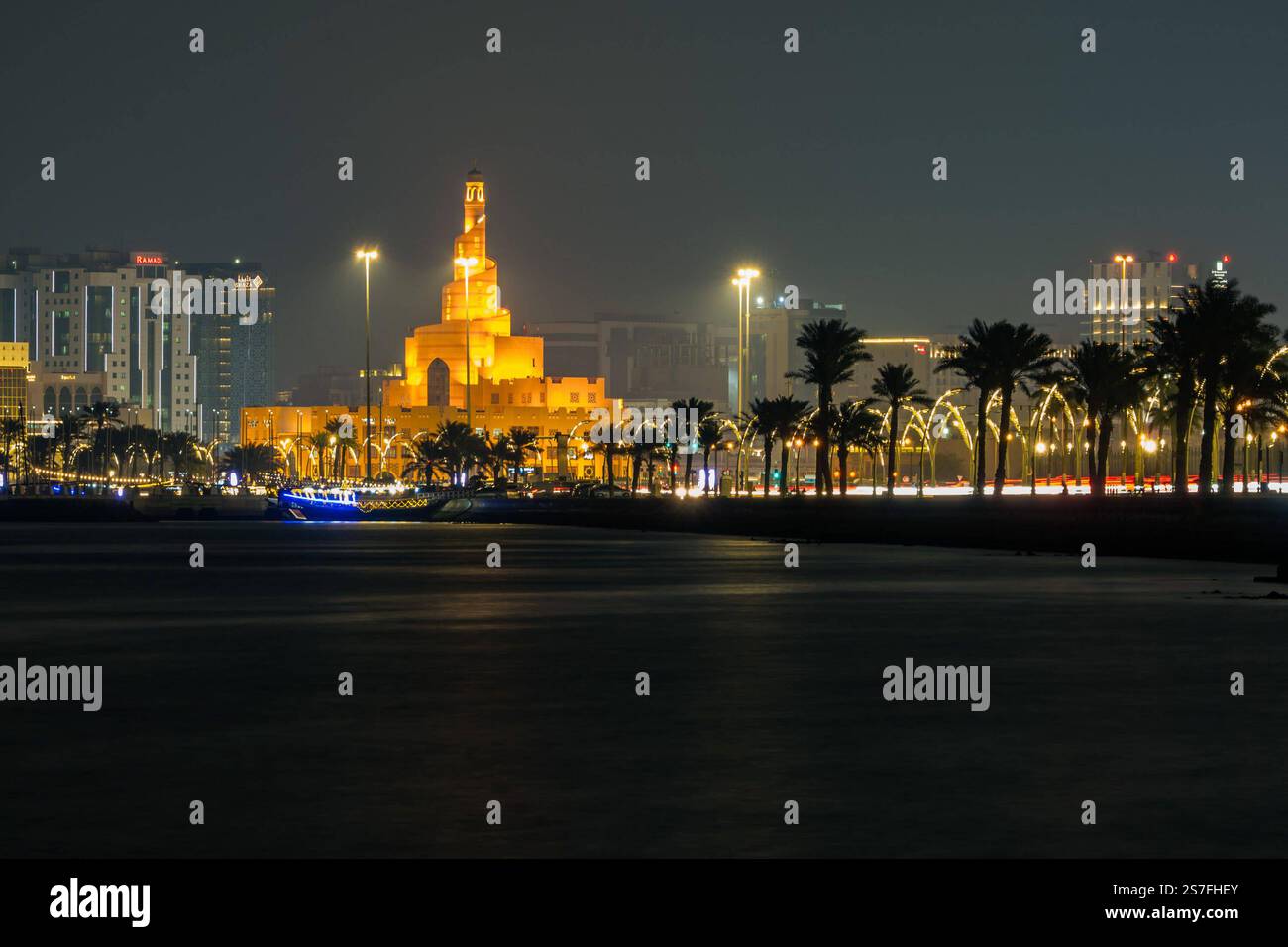Abdullah Bin Zaid Al Mahmoud Islamic Cultural Center bei Nacht ...