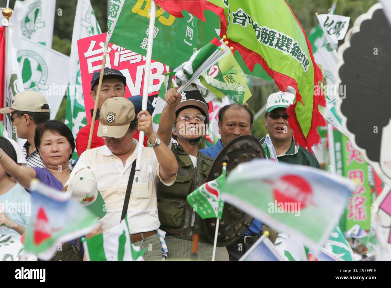 Supporters of the Democratic Progressive Party and pro-independent ...