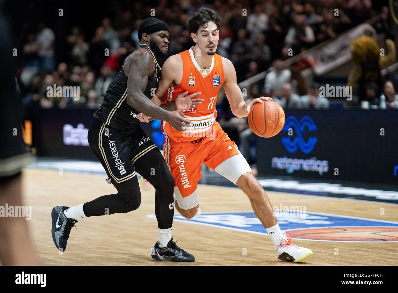 Ben Saraf (Nr. 77 Ratiopharm Ulm) gegen Barra Njie (Nr. 13 Basketball ...