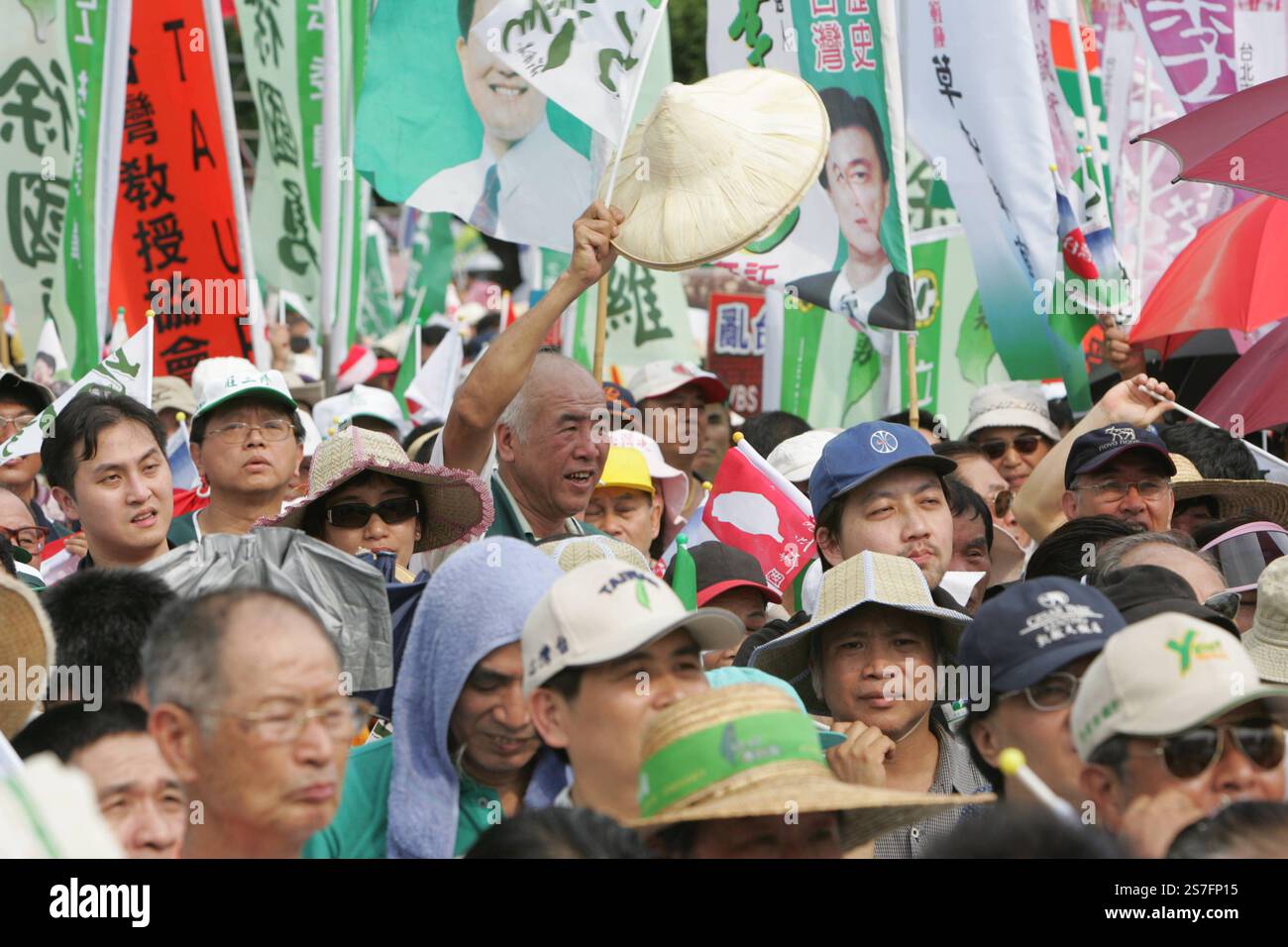 Supporters of the Democratic Progressive Party and pro-independent ...