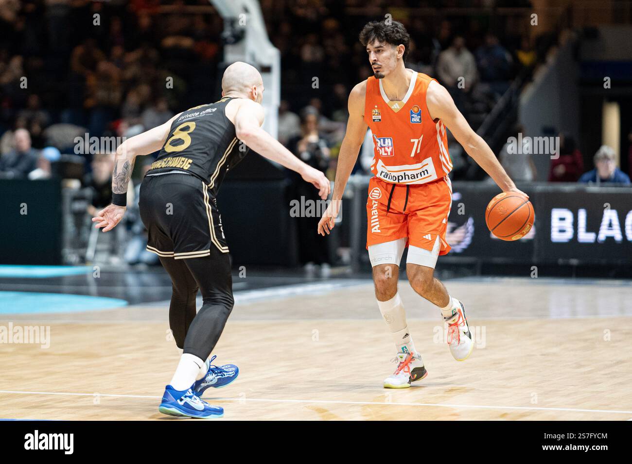 Ben Saraf (Nr. 77 Ratiopharm Ulm) gegen Arnas Velicka (Nr. 8 Basketball ...