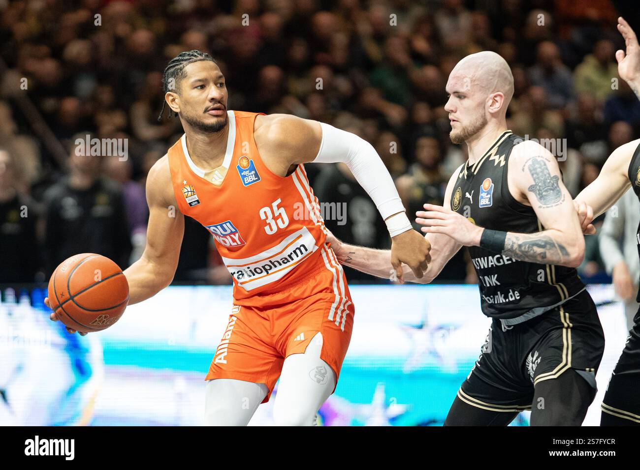Karim Jallow (Nr. 35 Ratiopharm Ulm) gegen Arnas Velicka (Nr. 8 ...
