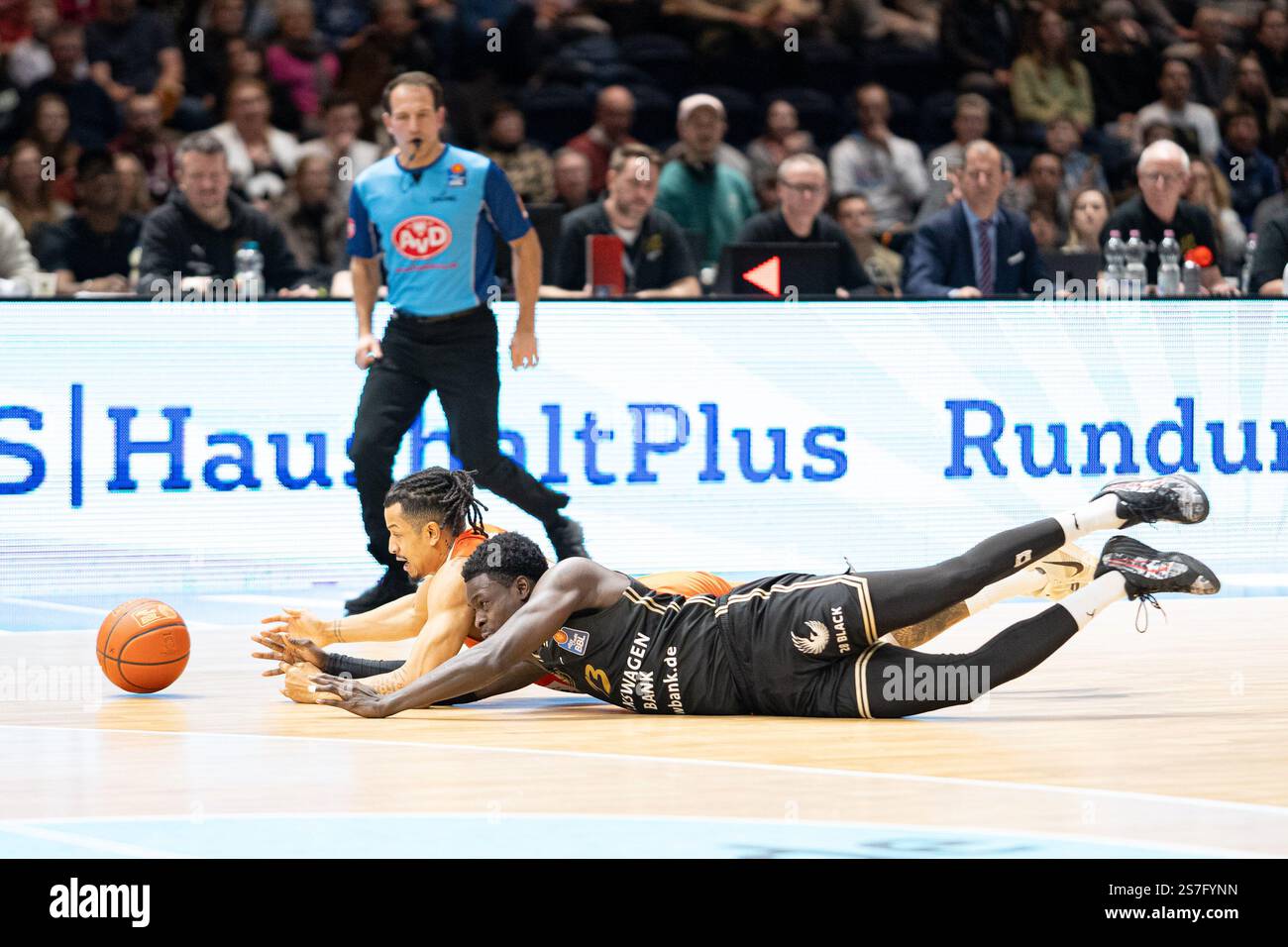Karim Jallow (Nr. 35 Ratiopharm Ulm) gegen Barra Njie (Nr. 13 ...