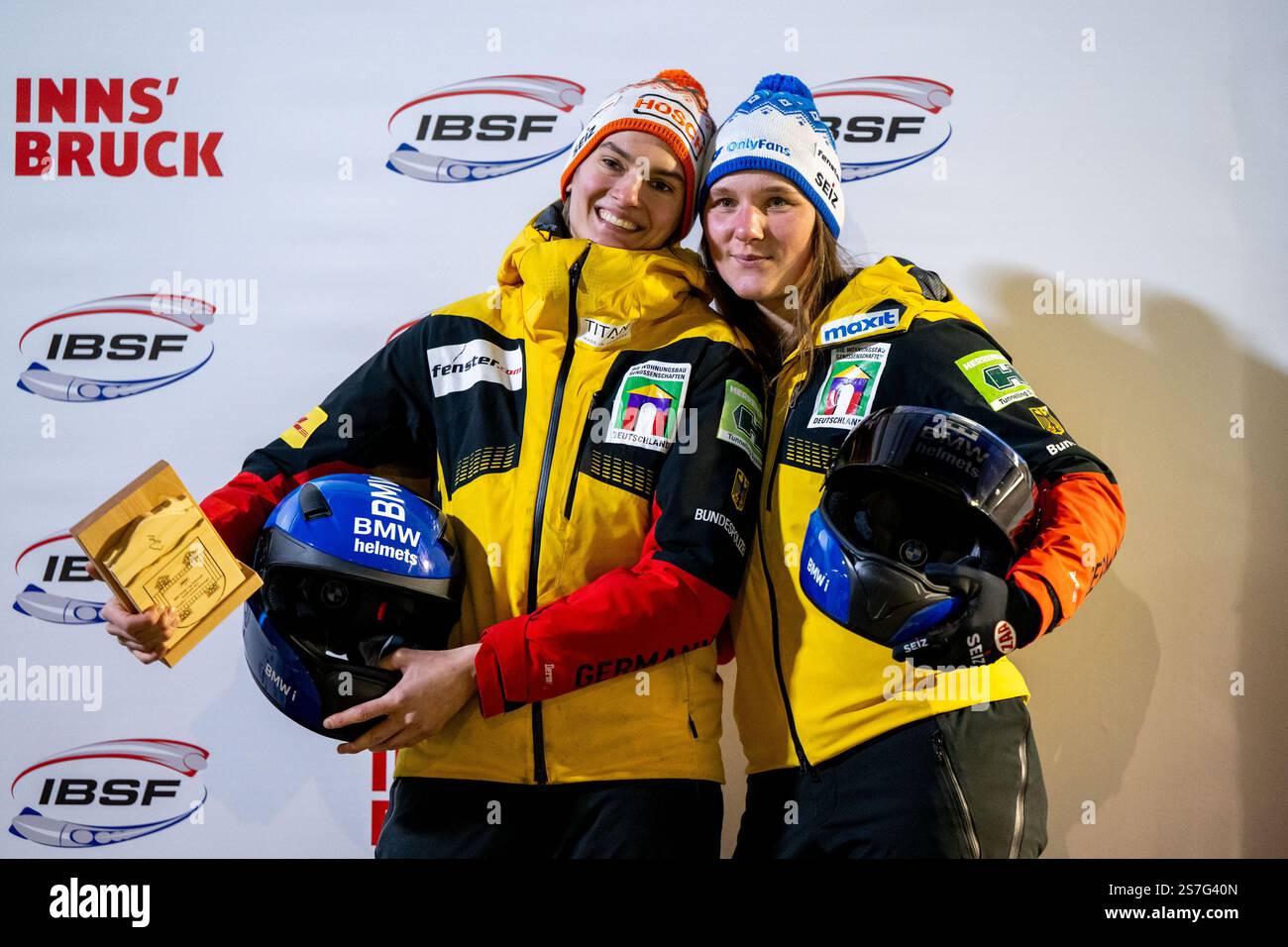 Lisa Buckwitz, Neele Schuten (Deutschland) jubeln auf dem Podium bei ...