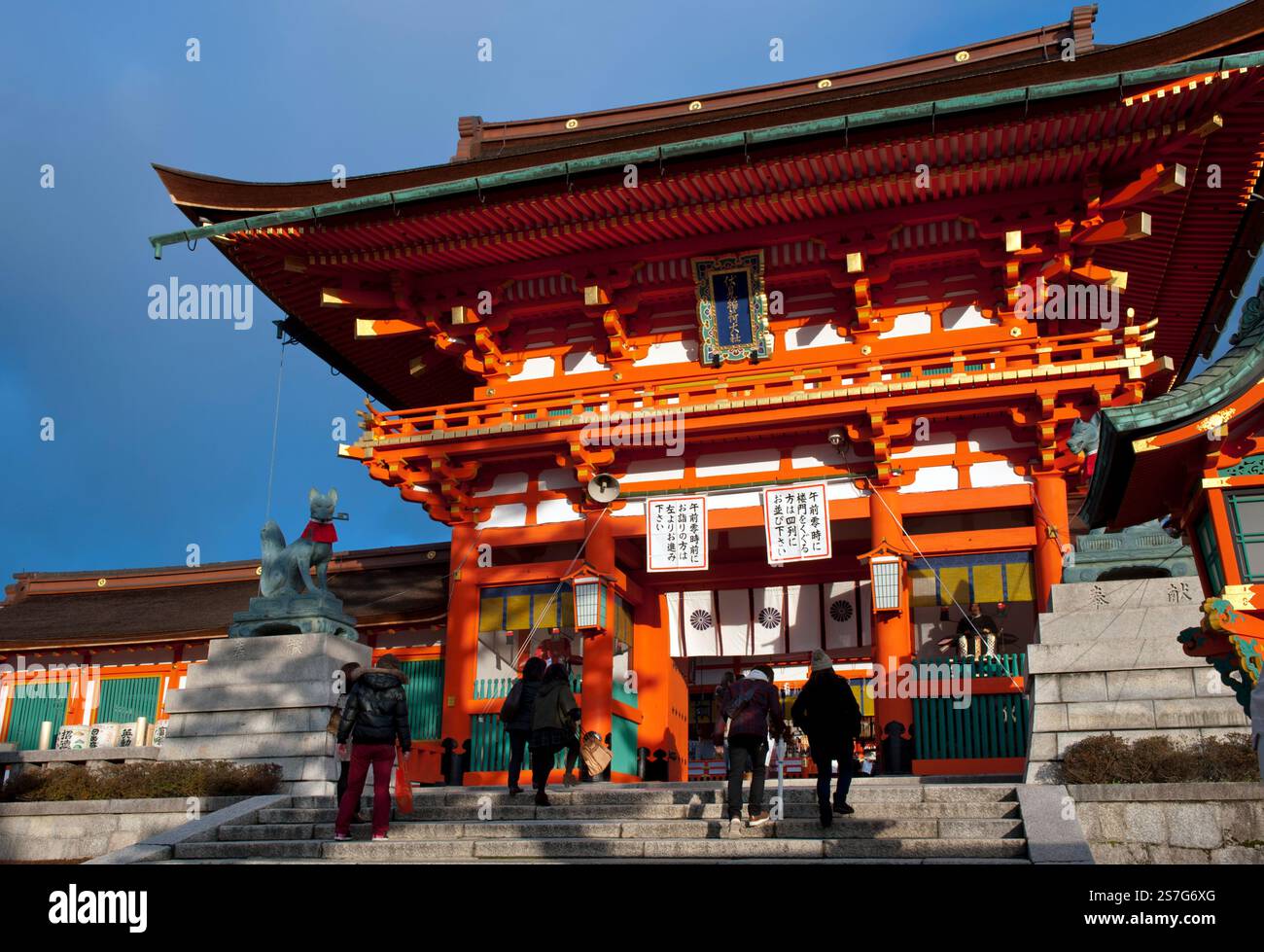 Main entry gate "Romon" at Kyoto's Fushimi Inari Taisha built by ...