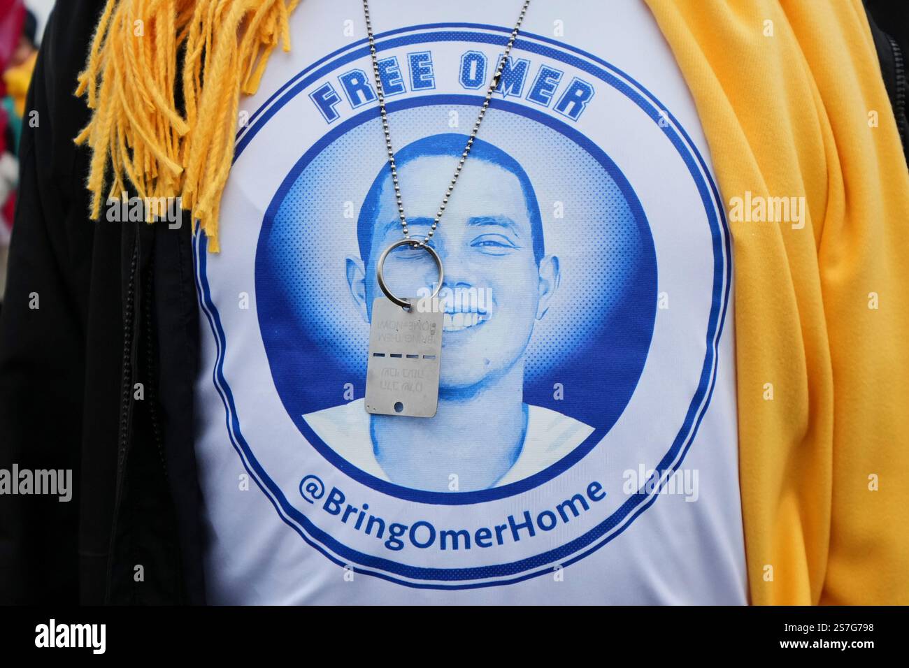 Andy Zeidman of Melville, N.Y., wears a shirt with the face of Omer ...