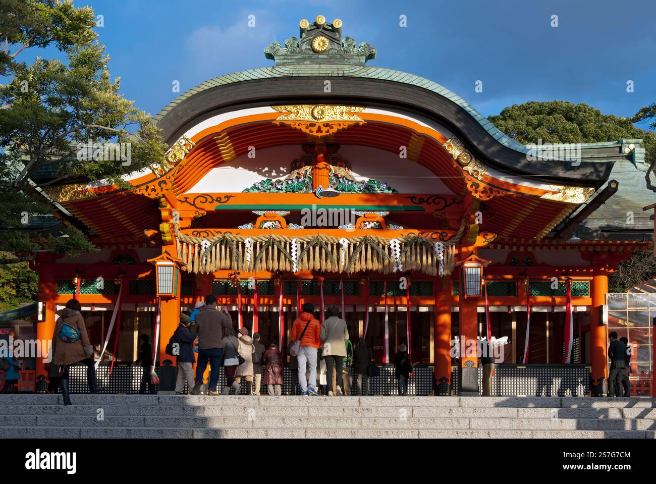 Worshipers praying at the "Honden" (main hall) of Kyoto's Fushimi Inari ...
