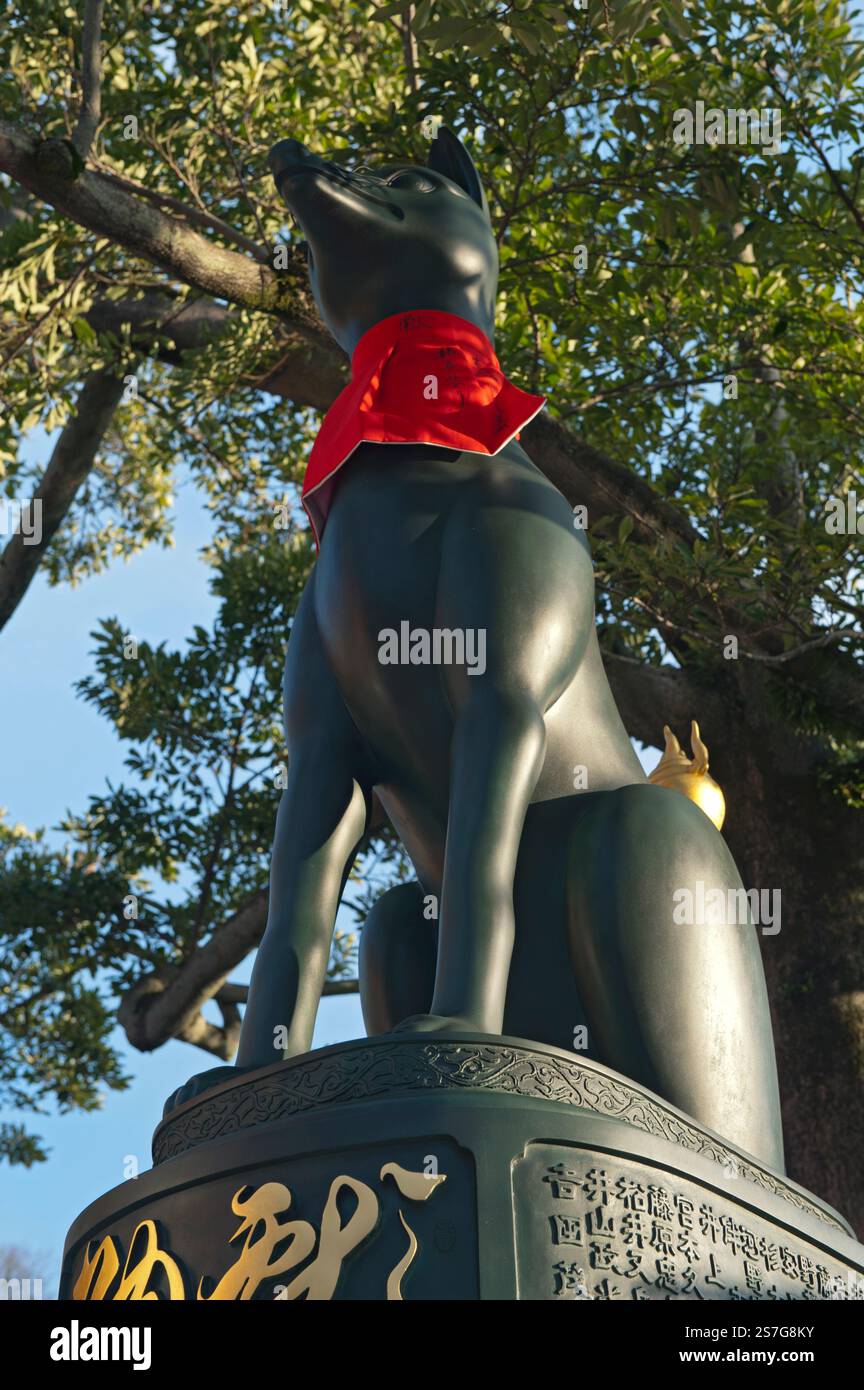 Kitsune guardian fox statue hi-res stock photography and images - Alamy