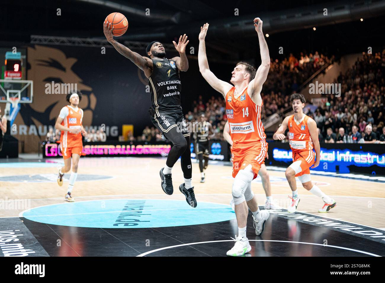 TJ Crockett (Nr. 1 Basketball Loewen Braunschweig) gegen Philipp ...