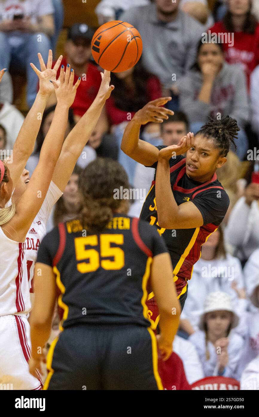 USC center Rayah Marshall (13) makes a pass during the first half of an ...