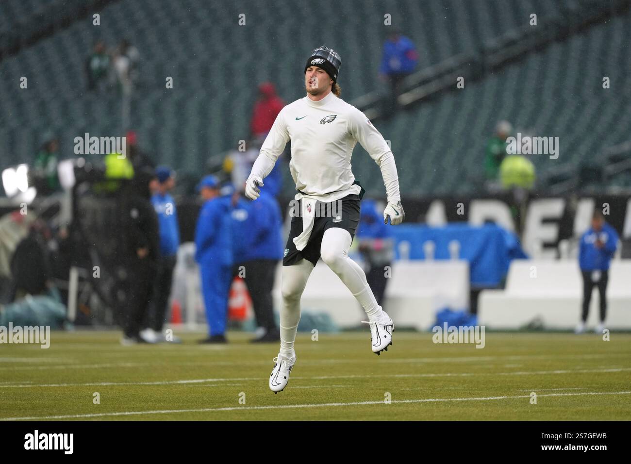 Philadelphia Eagles quarterback Kenny Pickett warms up before an NFL ...